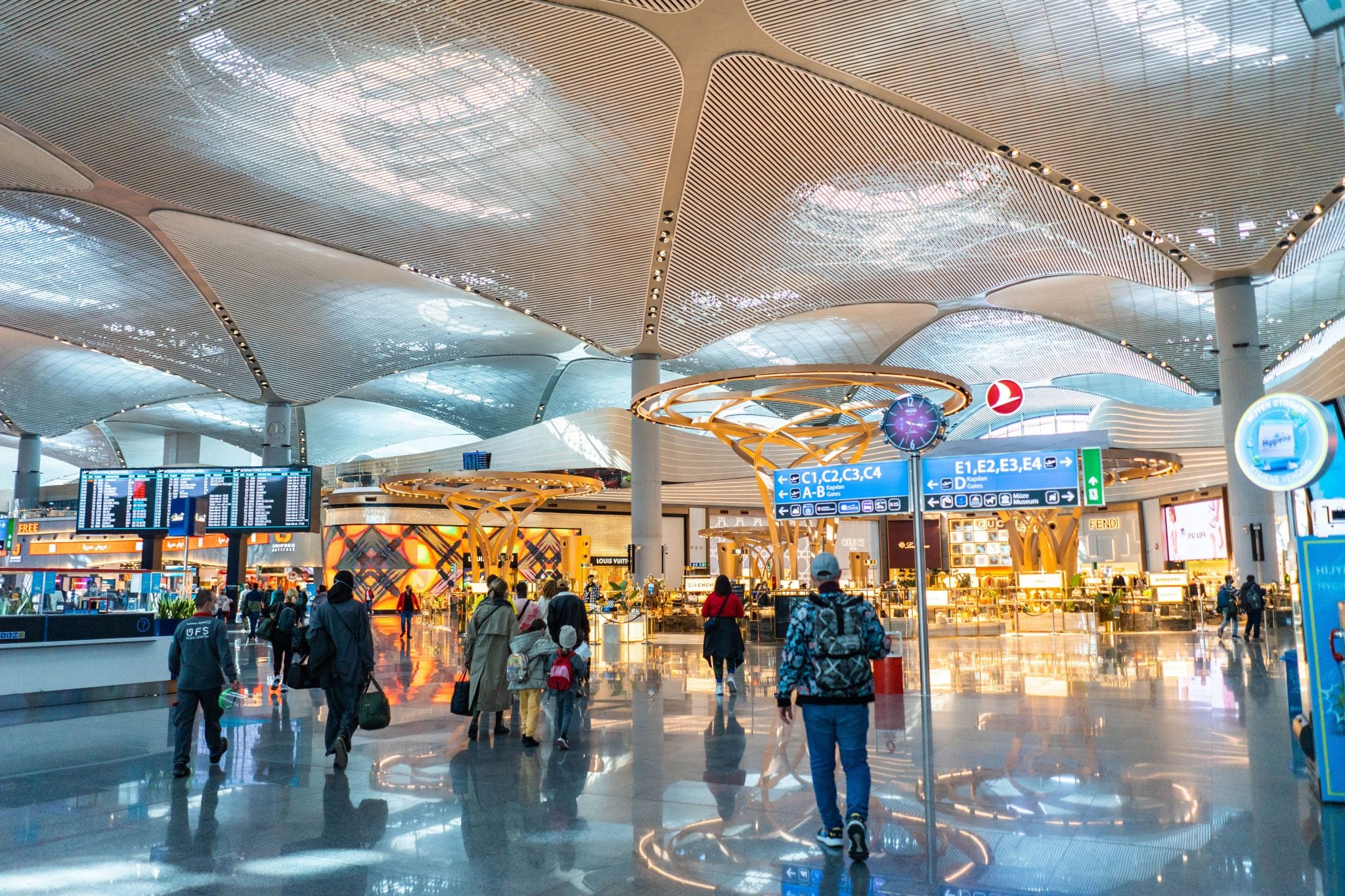 Report: Multi-stop travel is reshaping UAE travellers' spending ...